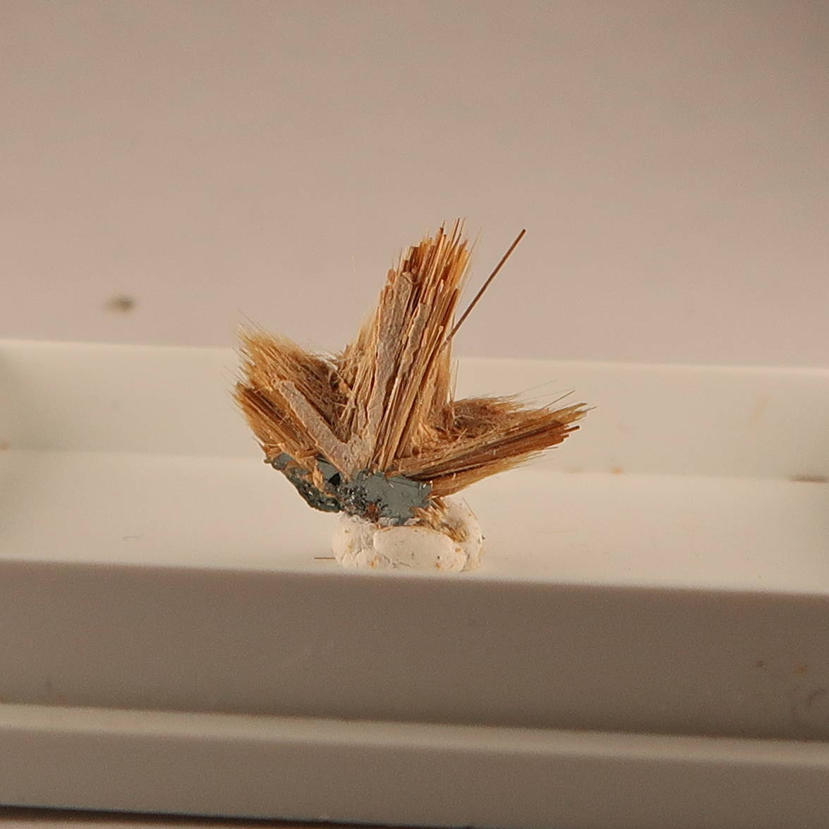 rutile in hematite specimens